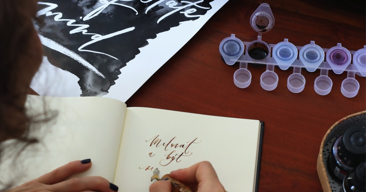 Galerie: Rozhovor: Psát krásně holce básně aneb Zamilujte si kaligrafii ...