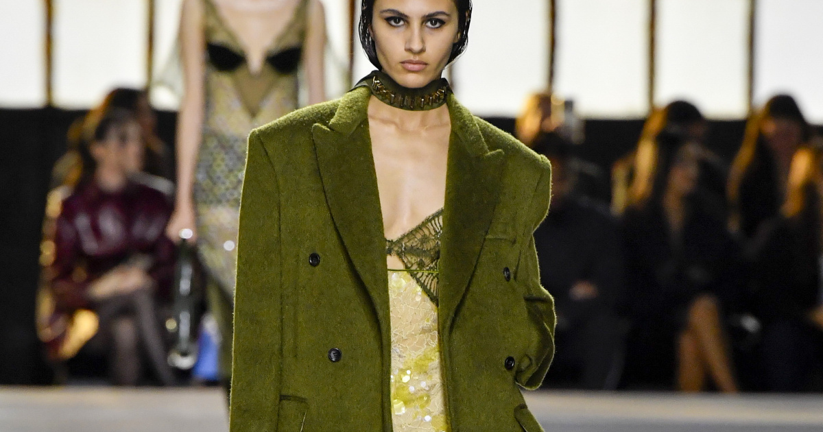 Galerie: Ani džínová bunda, ani trenčkot: Podzimní trendy 2024 ovládnou „staronové“ svrchníky ...