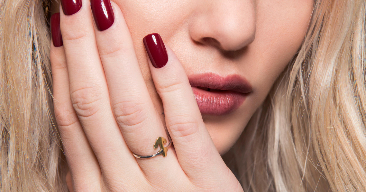 Galerie: Svůdné a tajemné: Nejlepší trendy barvy na nehty 2025 pro ženy ...