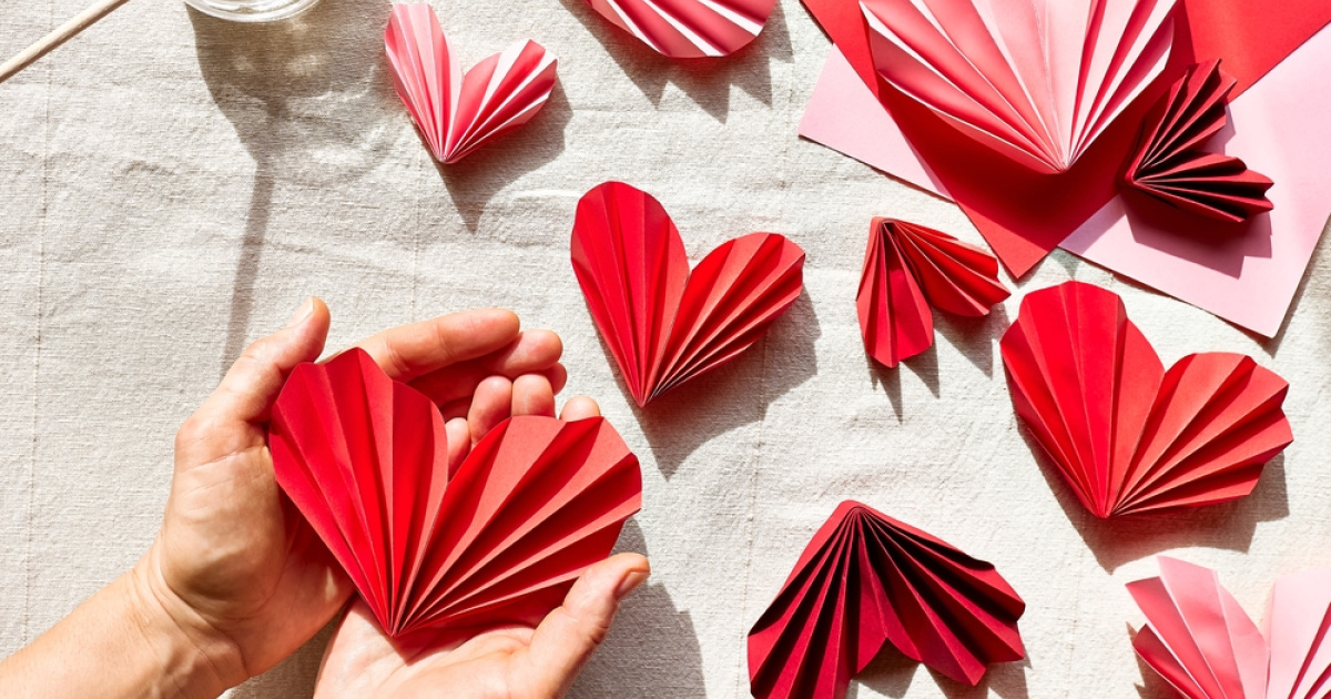 Valentýn za dveřmi: Vytvořte si jednoduchá papírová srdce jako dekoraci ...