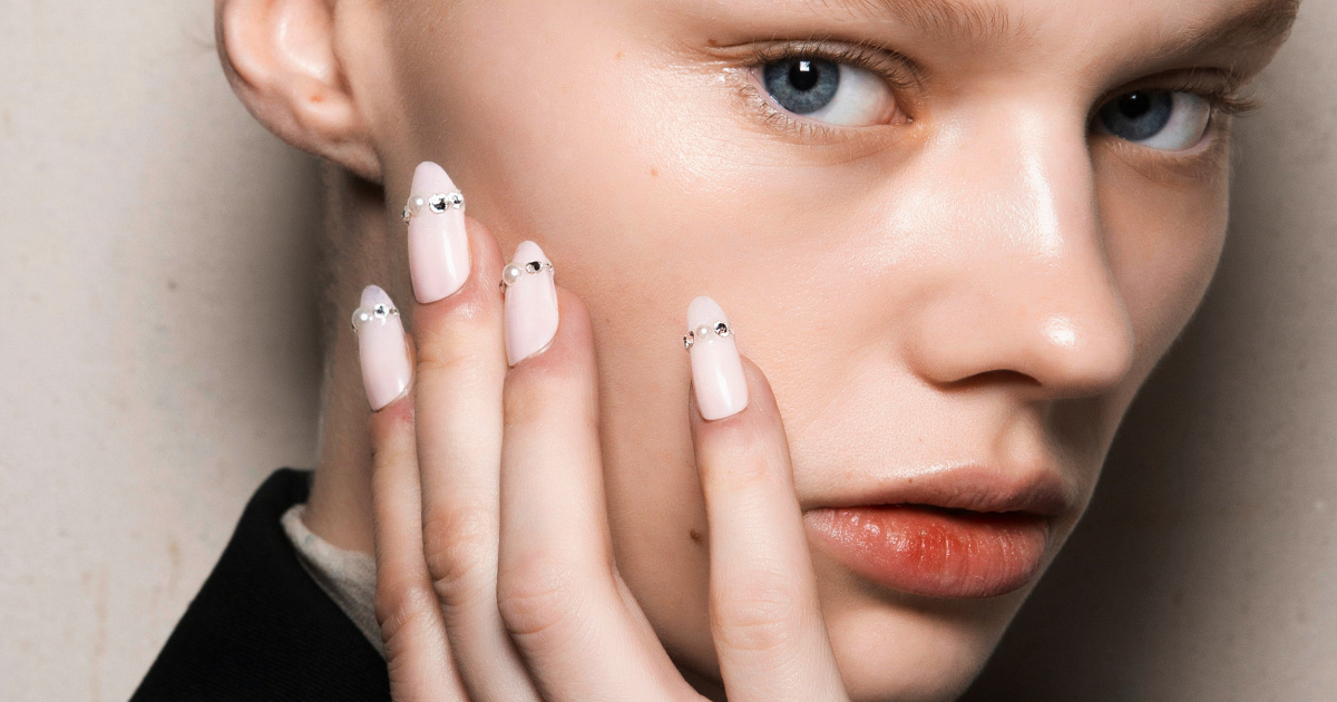 Trendy nehty na jaro 2025 – Gemstone manikúra s kamínky je hitem sezóny